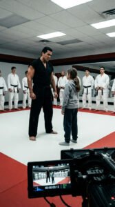 El Dueño Millonario del Exclusivo Dojo Humilló a la Empleada, sin Saber ...
